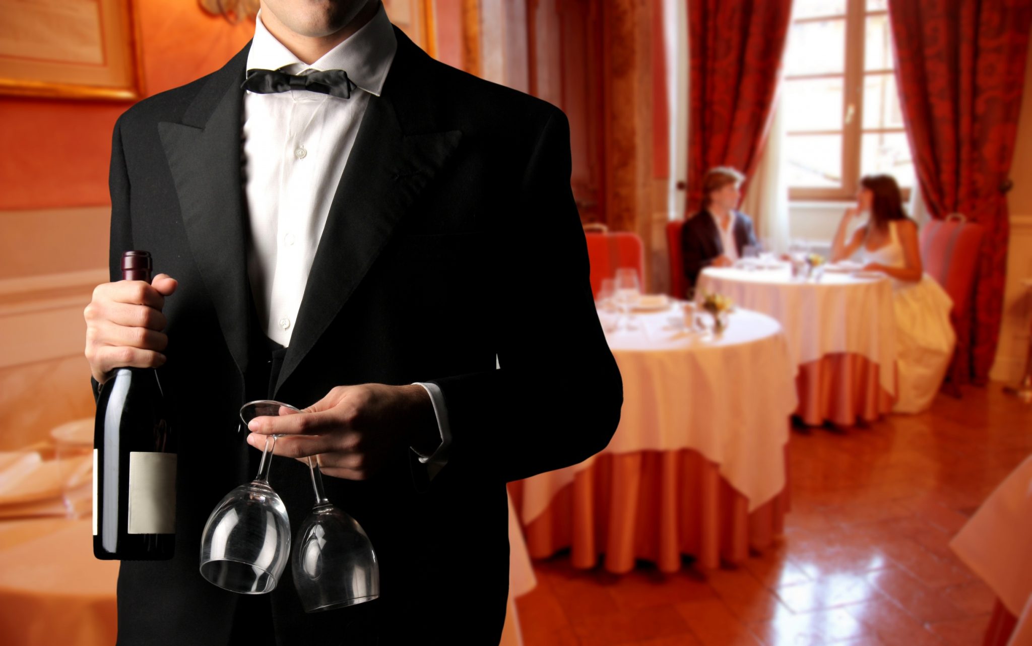 Fachkundiger, hochklassiger Kellner mit Wein und Weingläsern - adEvents ...