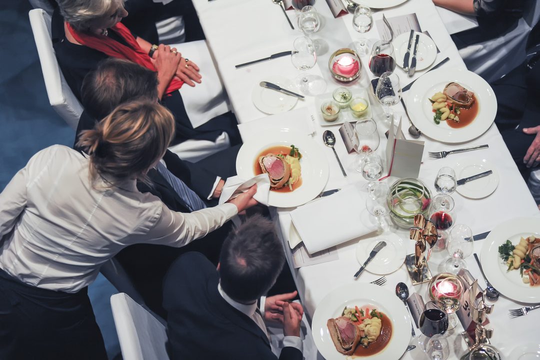 Servicekraft serviert Hauptgang - adEvents event people